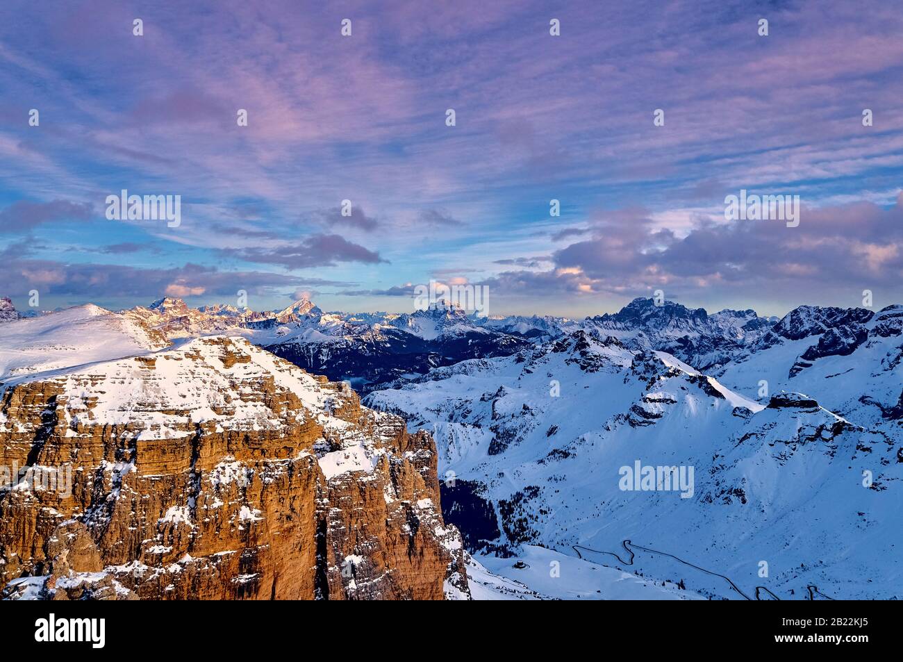 Beautiful panoramic view to the Sellaronda - the largest ski carousel ...