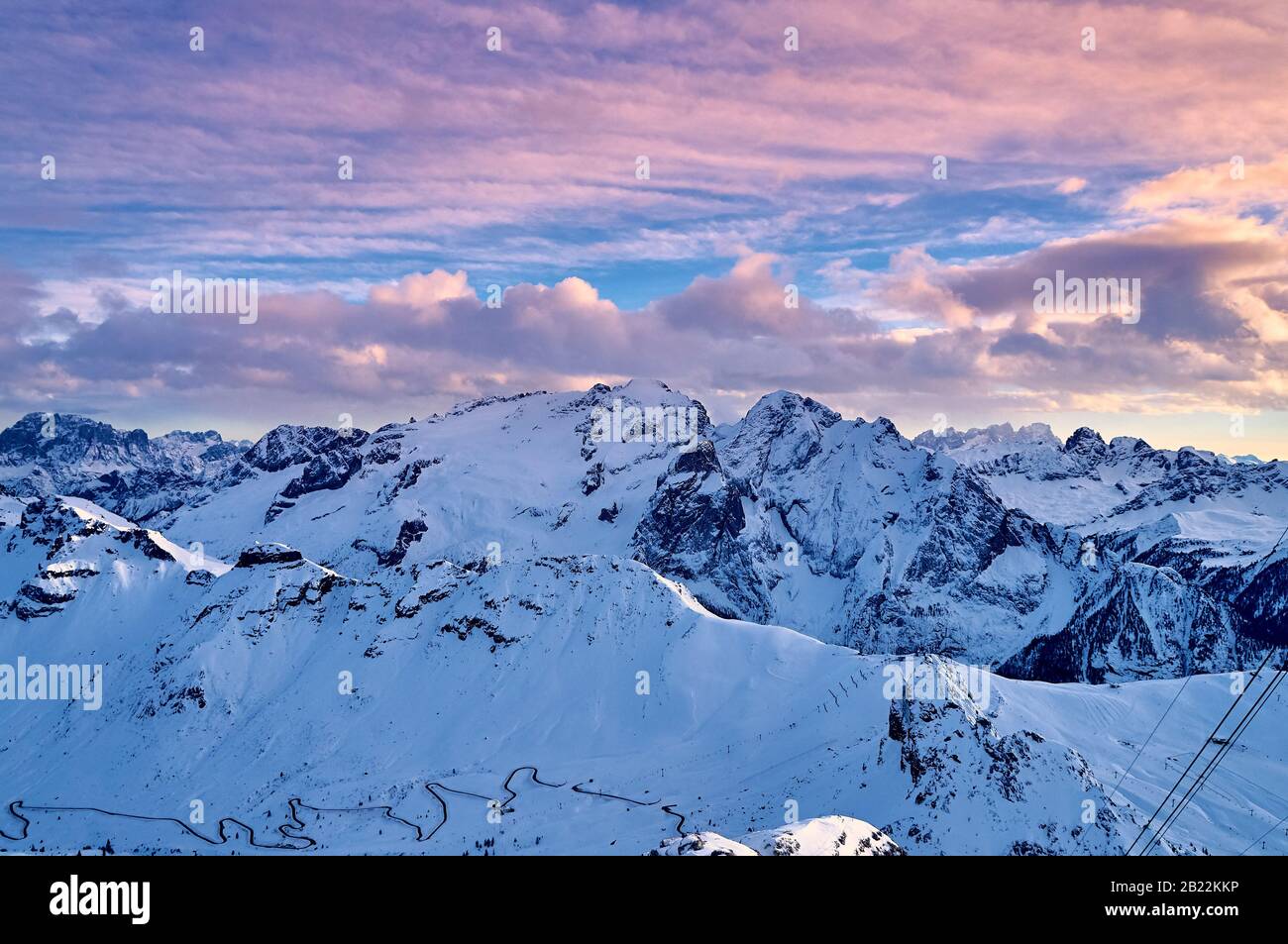 Beautiful panoramic view to the Sellaronda - the largest ski carousel ...