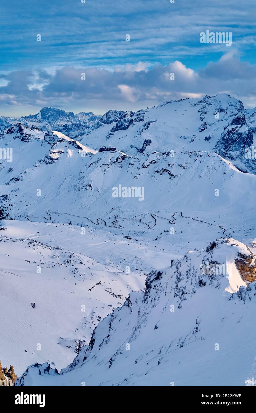 Beautiful panoramic view to the Sellaronda - the largest ski carousel ...