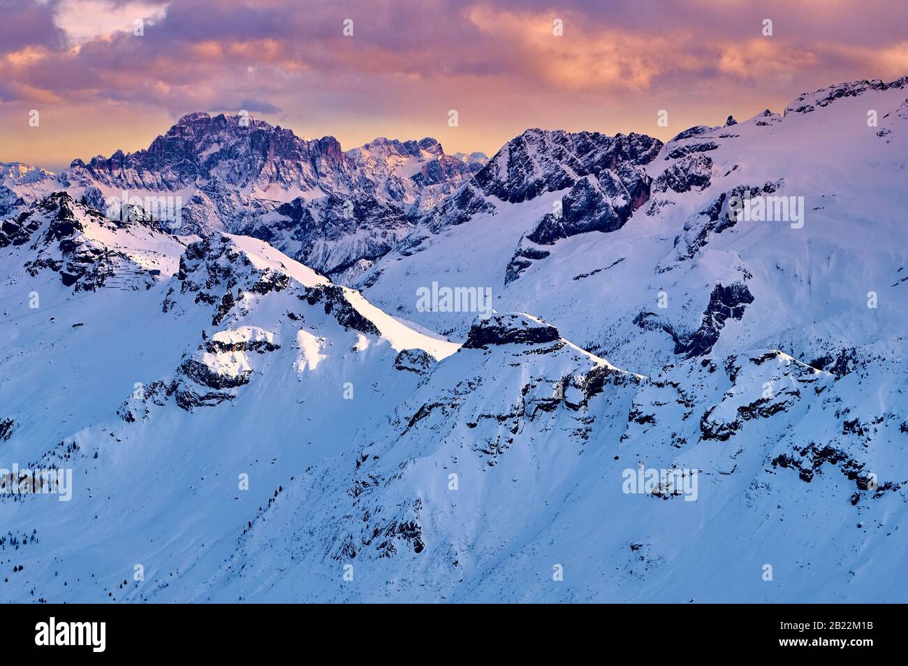 Beautiful panoramic view to the Sellaronda - the largest ski carousel ...