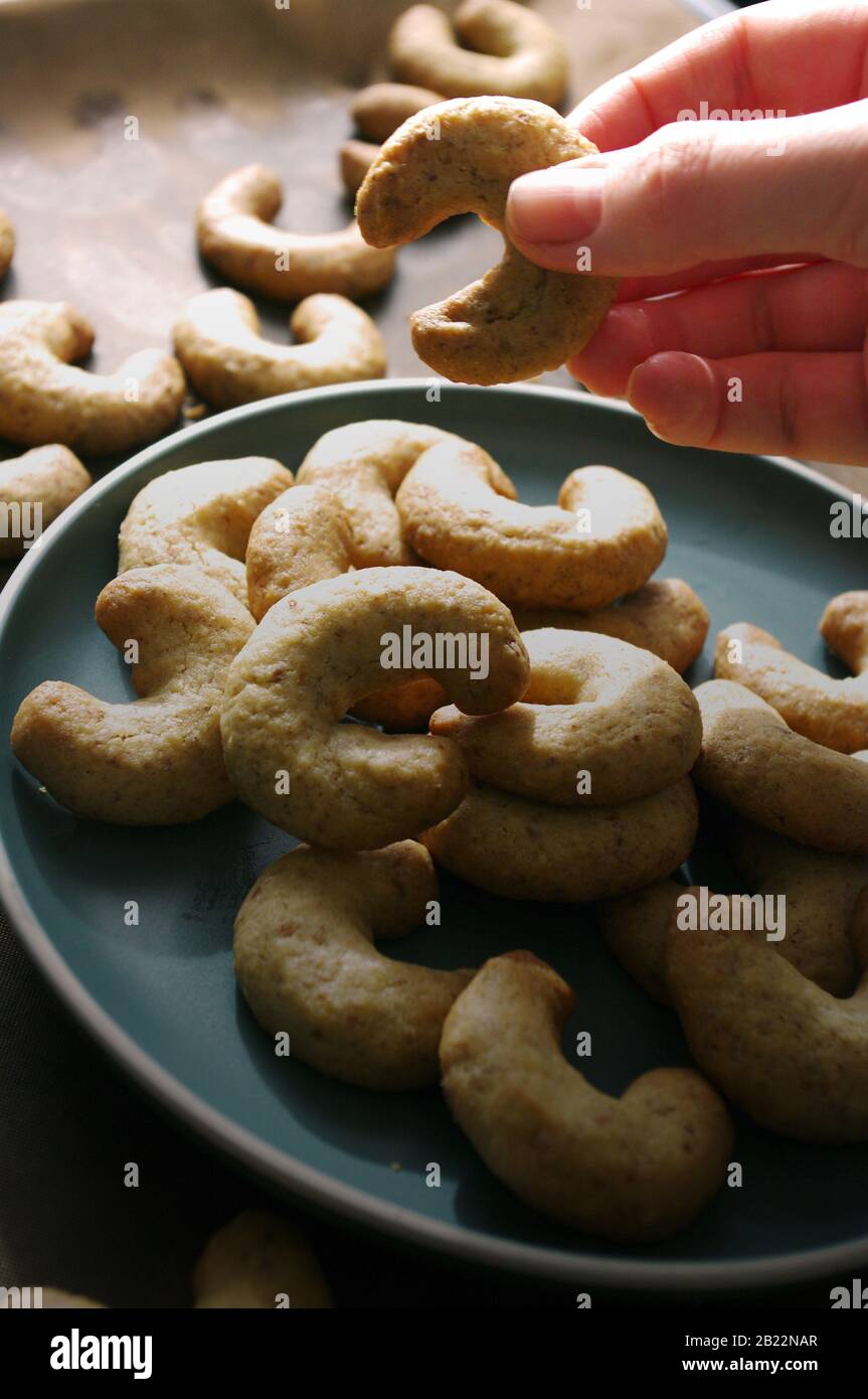 Hand holding cookie hi-res stock photography and images - Alamy