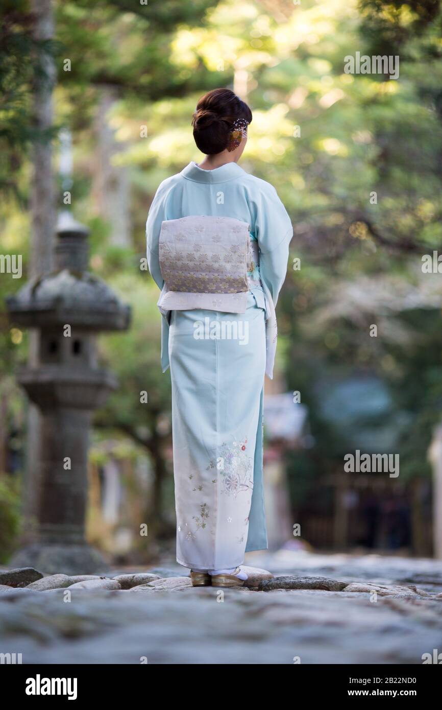 Rear view woman wearing kimono hi-res stock photography and images - Alamy