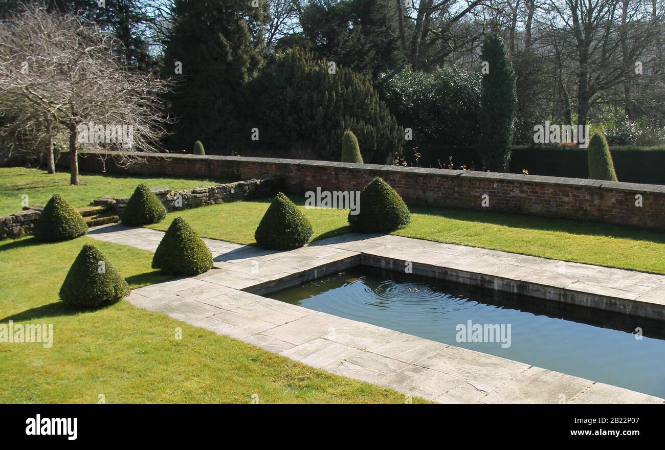 Large topiary hi-res stock photography and images - Alamy