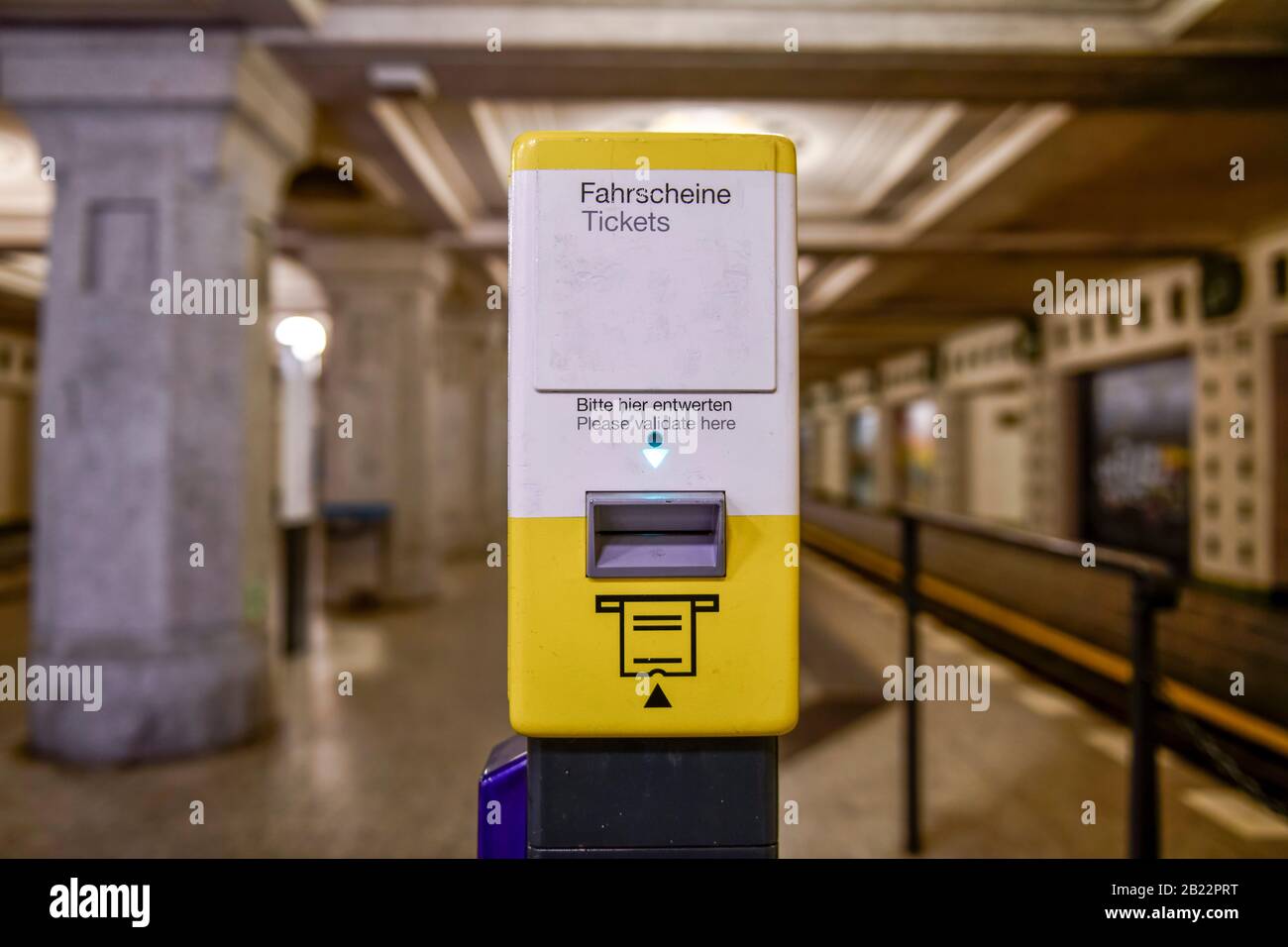 Ticket-Entwerter, U-Bahnhof, Rüdesheimer Platz, Wilmersdorf, Berlin ...