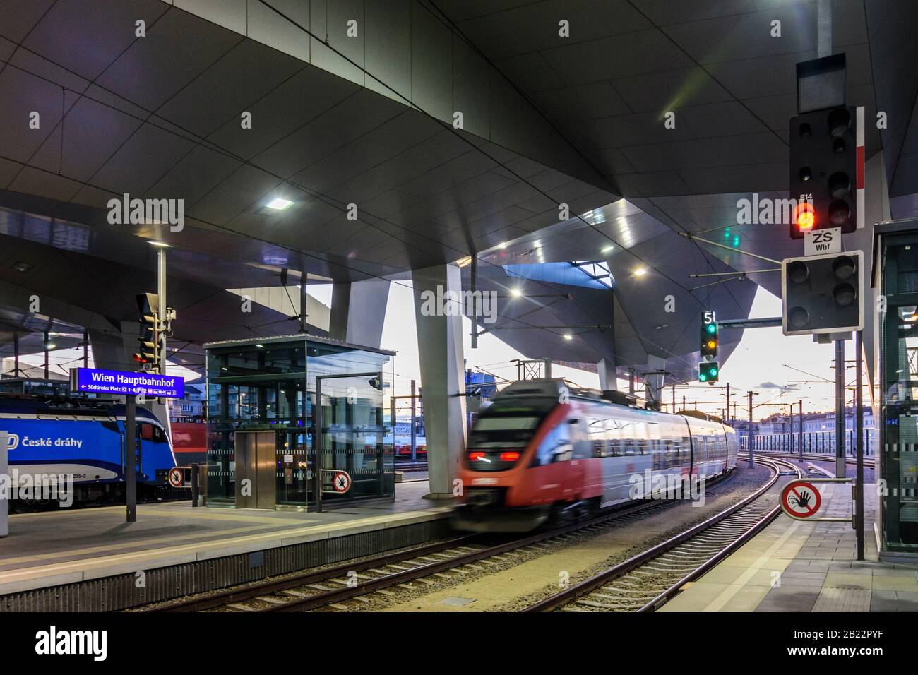 Wien, Vienna: main railway station Hauptbahnhof, passenger, traveller ...