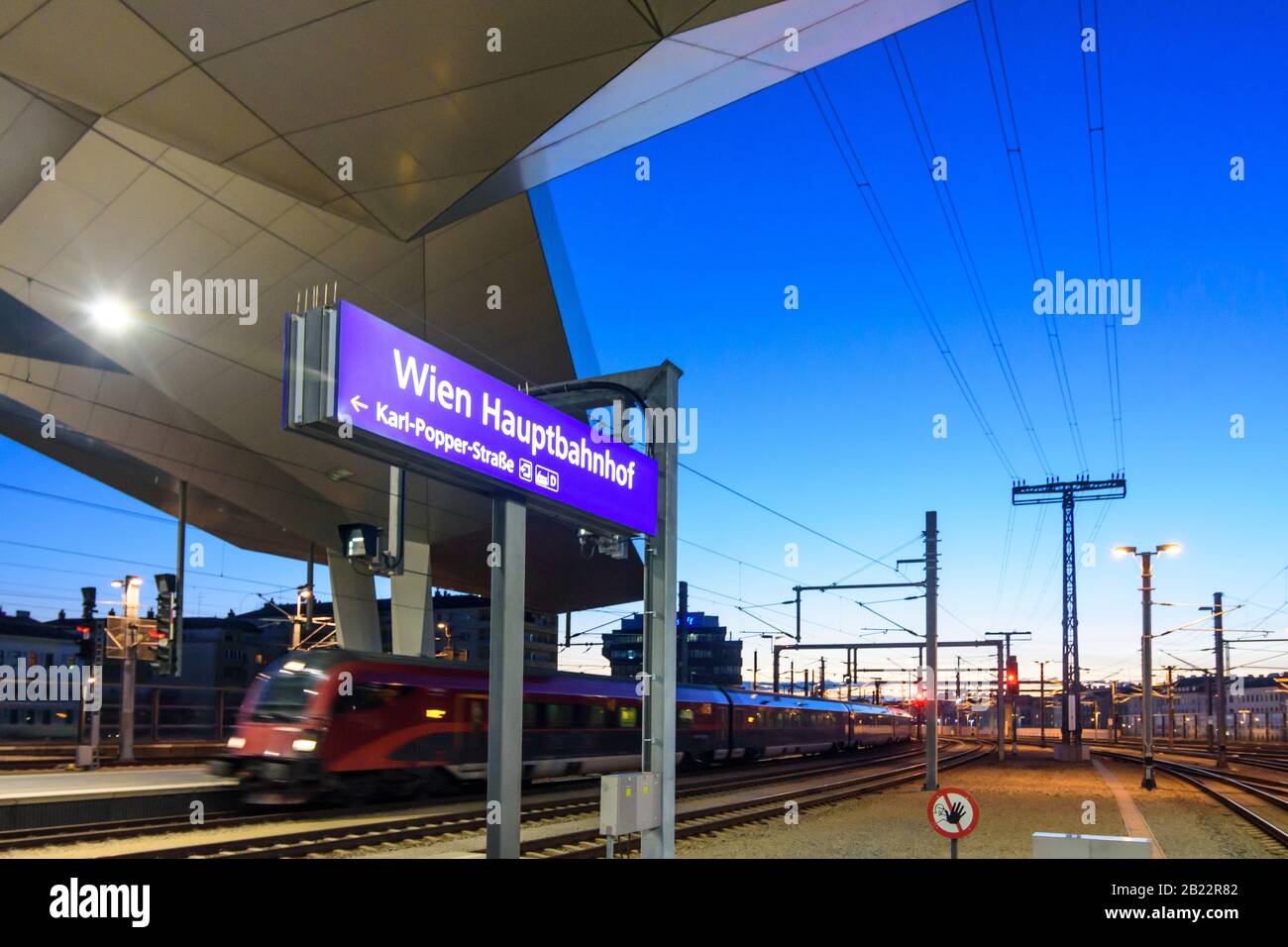 Wien, Vienna: main railway station Hauptbahnhof, passenger, traveller ...