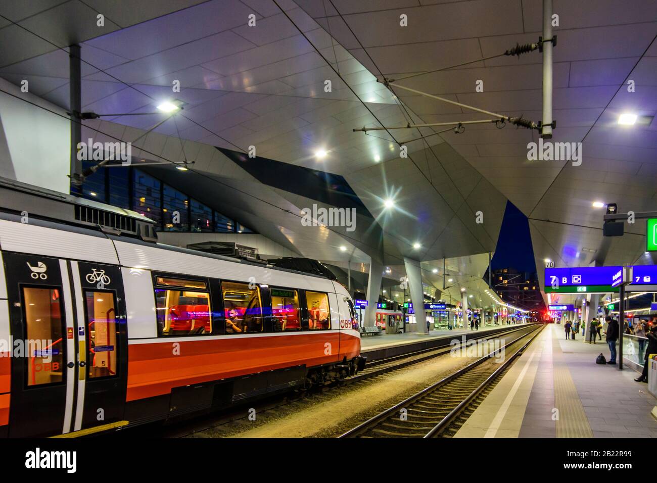 Wien, Vienna: main railway station Hauptbahnhof, passenger, traveller ...