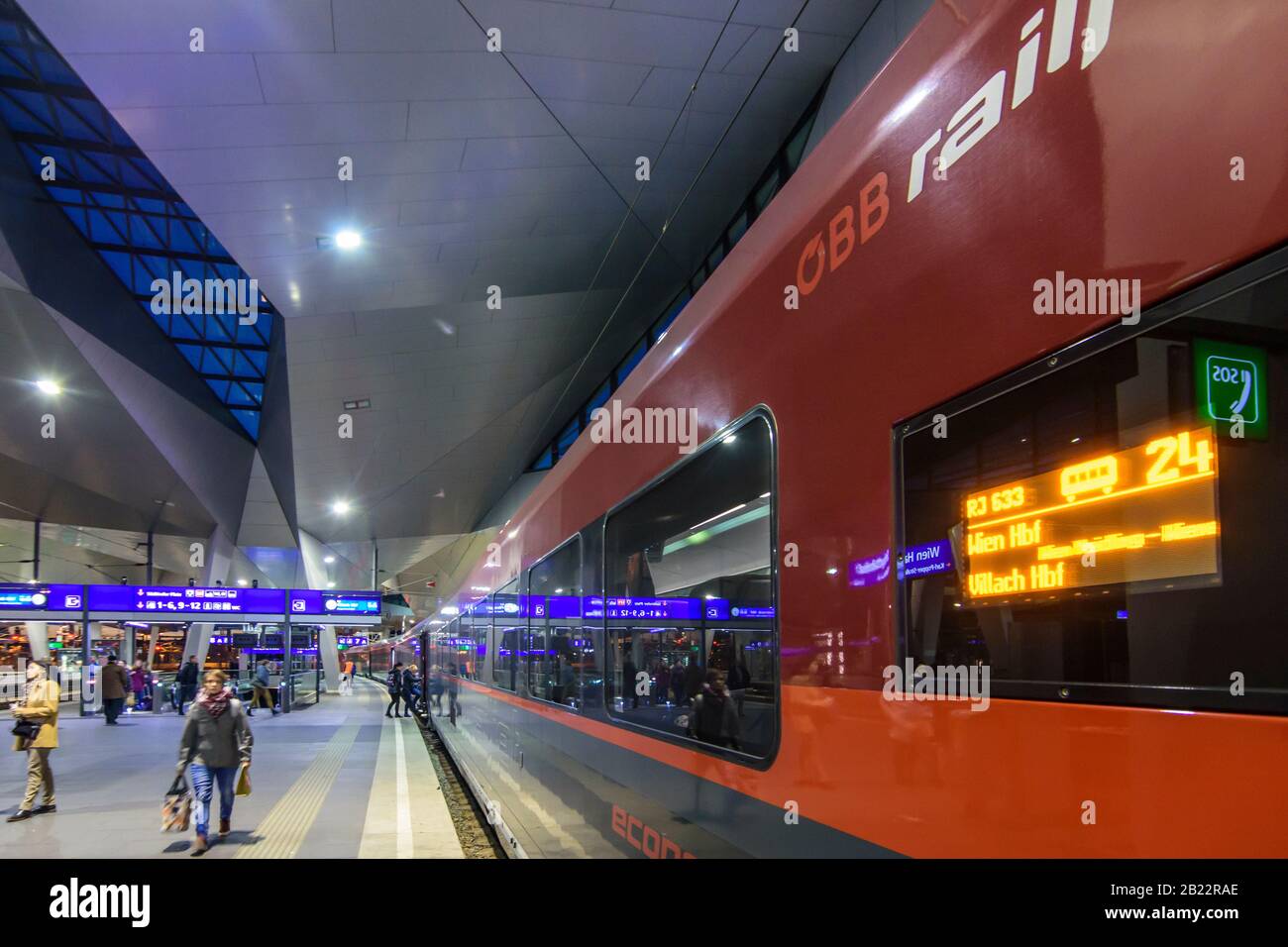 Wien, Vienna: main railway station Hauptbahnhof, passenger, traveller ...
