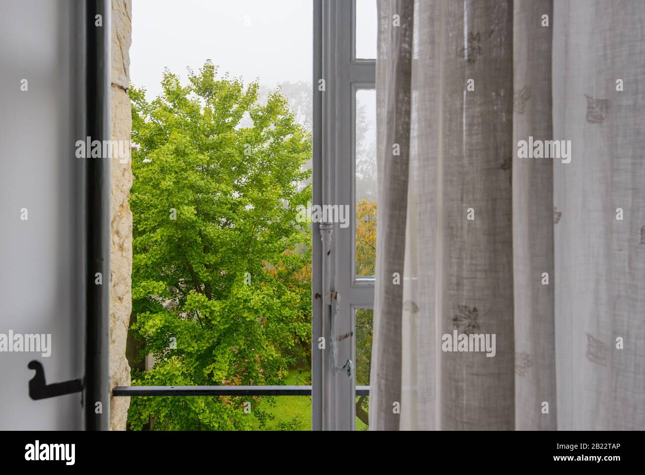 French chateau window hi-res stock photography and images - Alamy