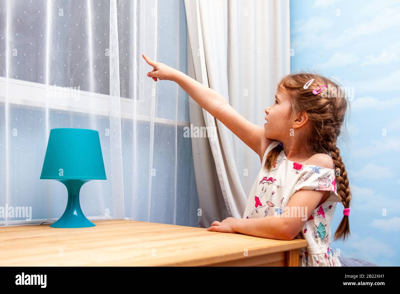 Little kid pointing sky hi-res stock photography and images - Alamy