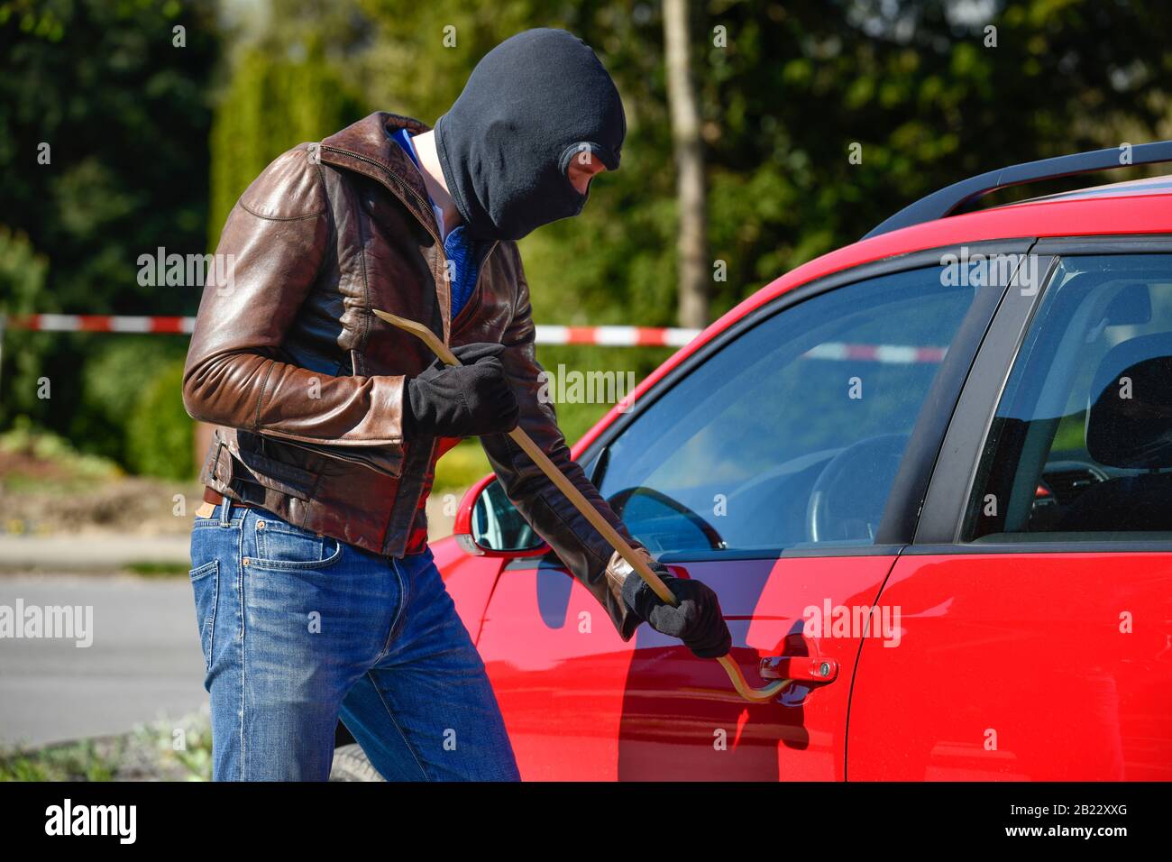 Auto einbruch hi-res stock photography and images - Alamy