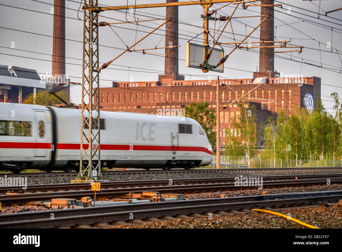 ICE, VW-Kraftwerk, Wolfsburg, Niedersachsen, Deutschland Stock Photo ...