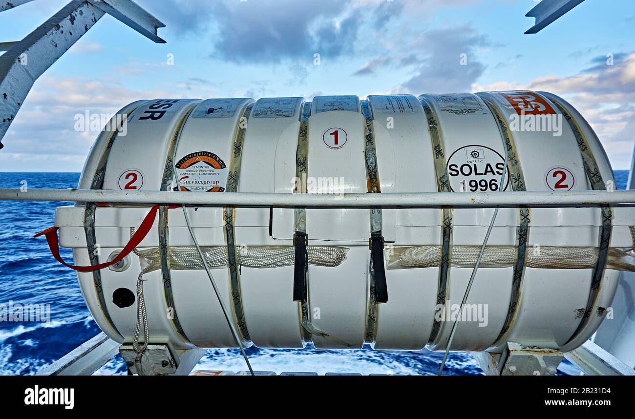 Sinking ship life boat hi-res stock photography and images - Alamy