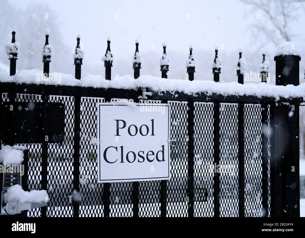 Closed swimming pool hi-res stock photography and images - Alamy