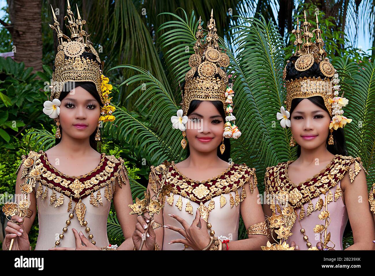 Taenzerinnen aus Kambodscha / Dancers in native traditional gold ...
