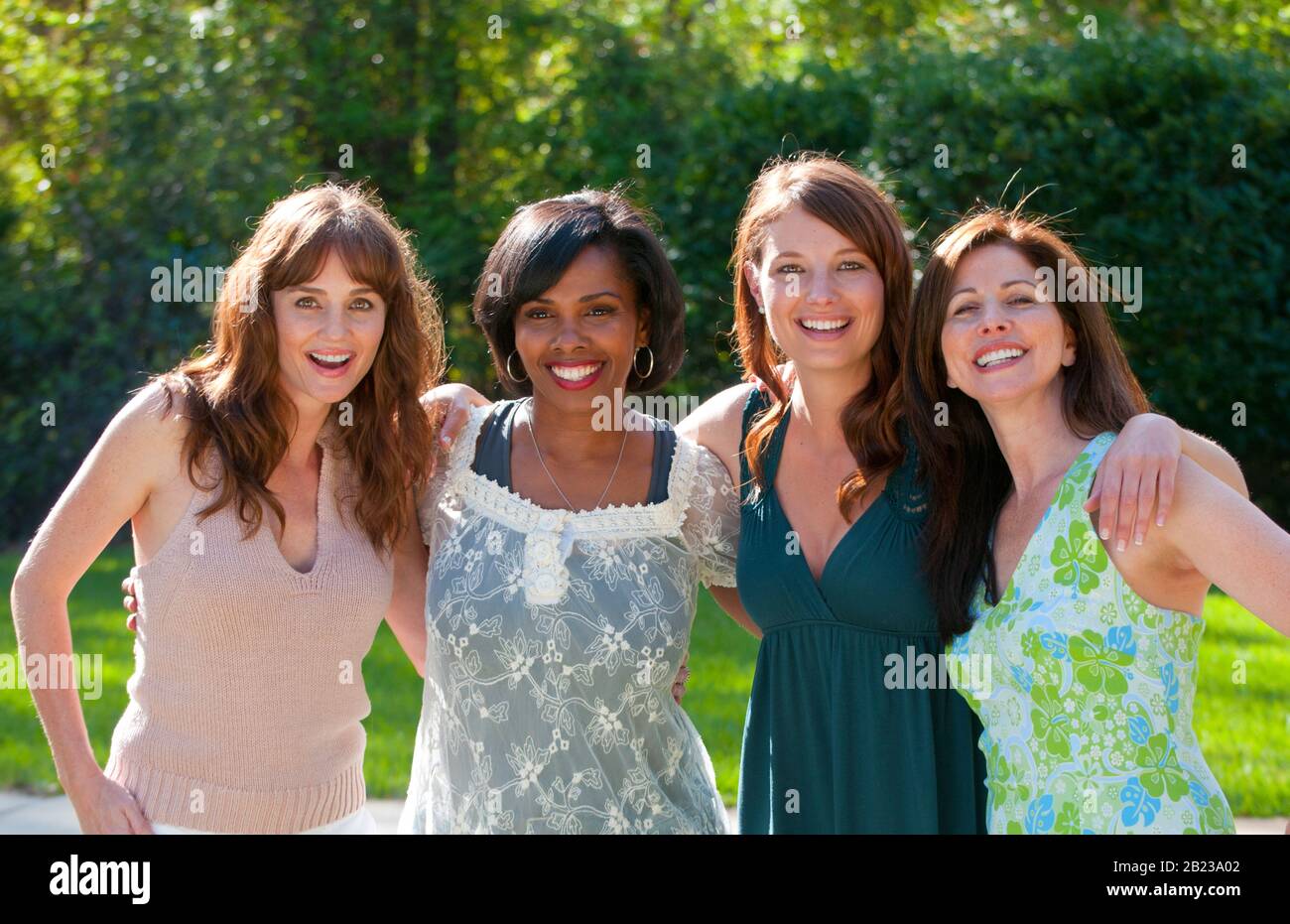 Vier Frauen treffen sich im Park, MR: Yes Stock Photo - Alamy