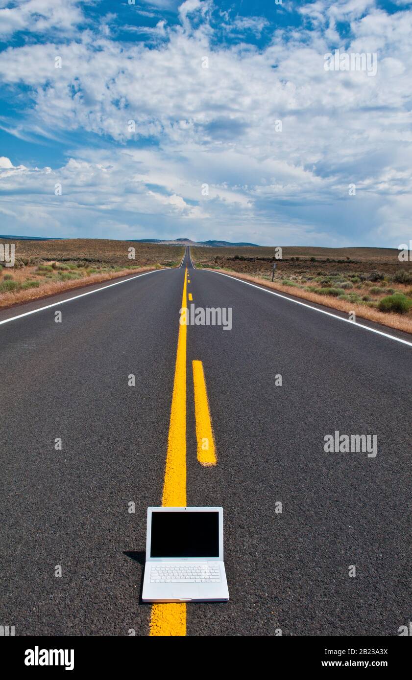 Highway mit Laptop Stock Photo - Alamy