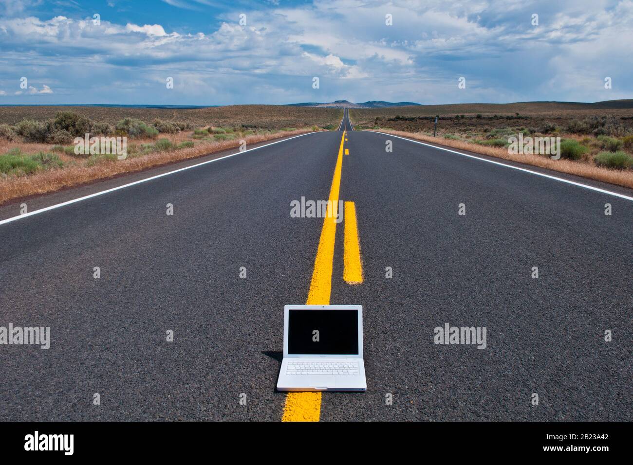 Highway mit Laptop Stock Photo - Alamy