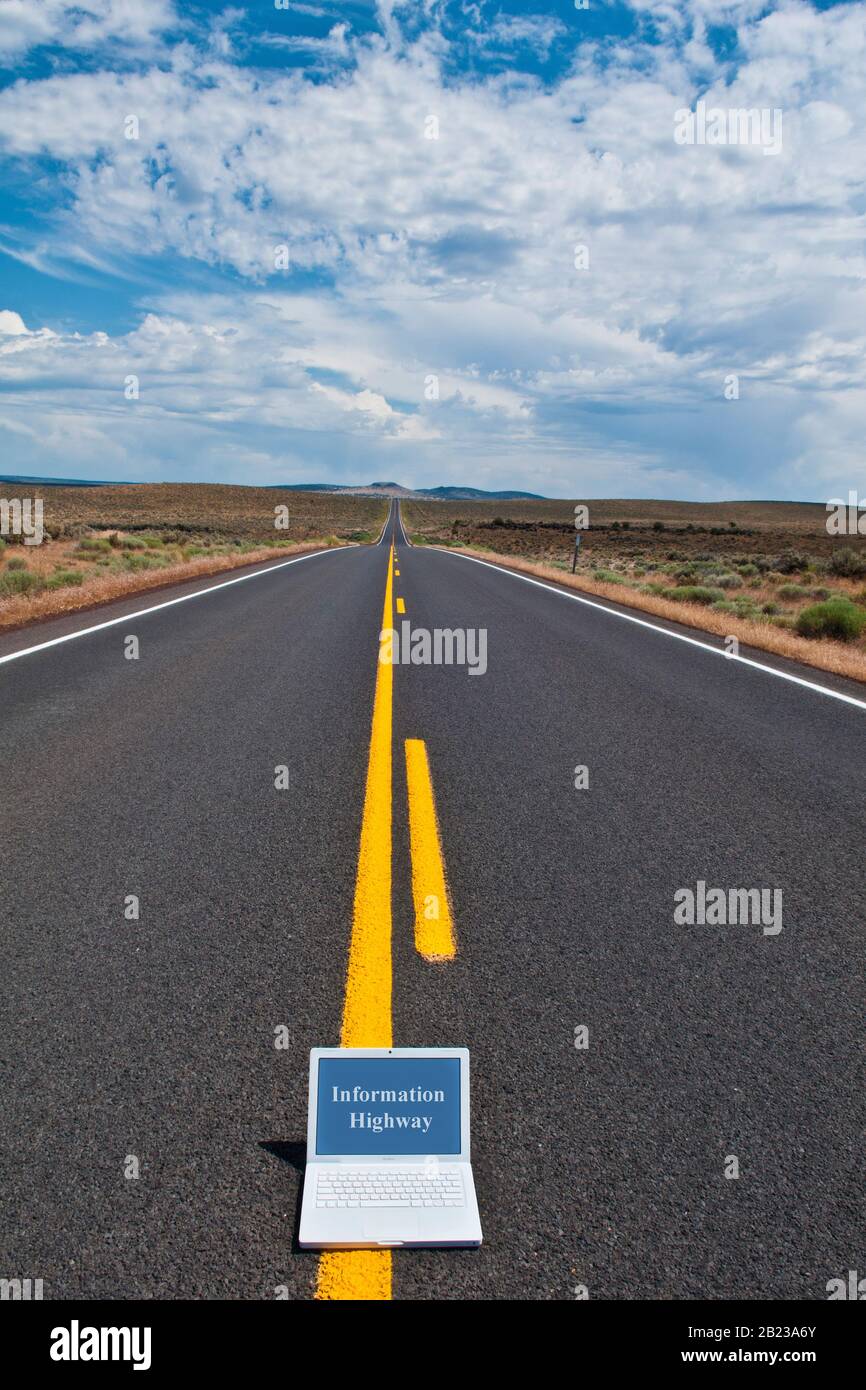 Highway mit Laptop Stock Photo - Alamy