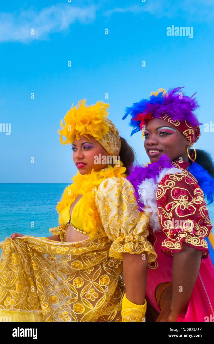 Kuba, Taenzerin am Meer, MR: Yes Stock Photo - Alamy