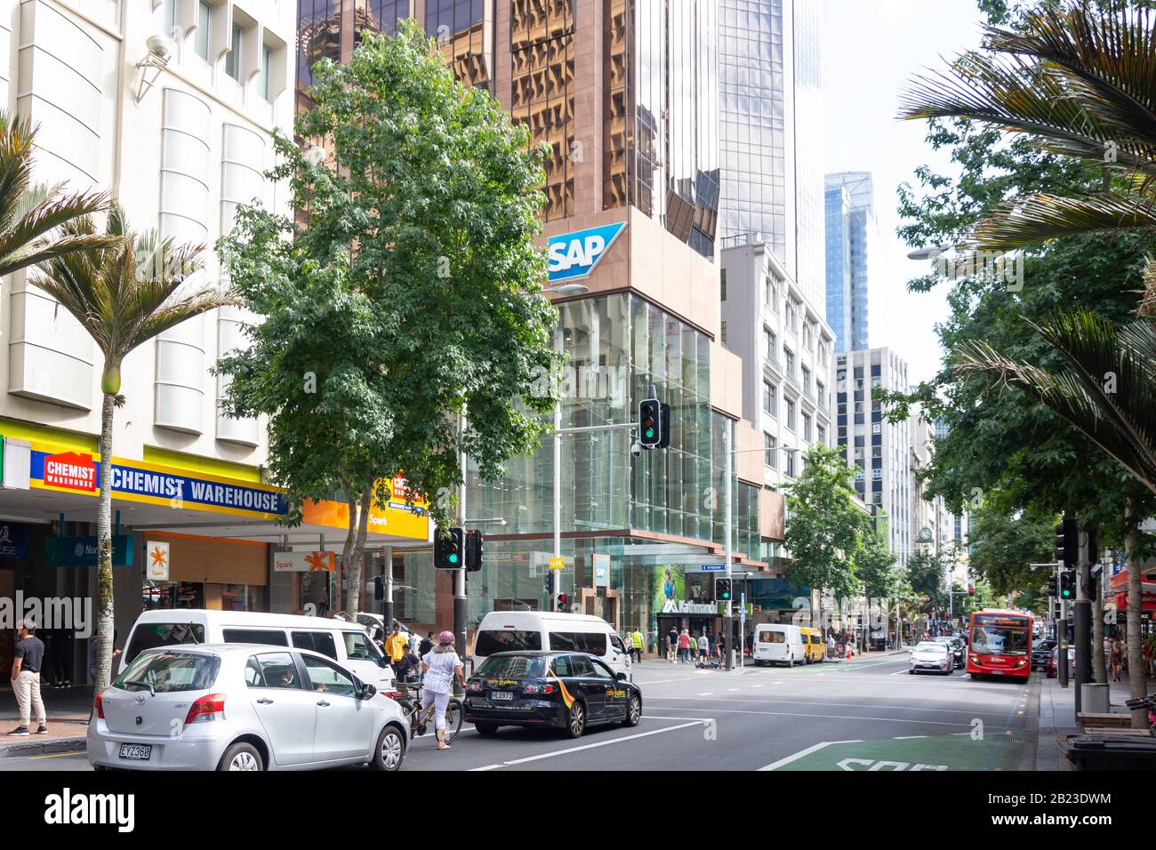 Queen street new zealand auckland hi-res stock photography and images ...