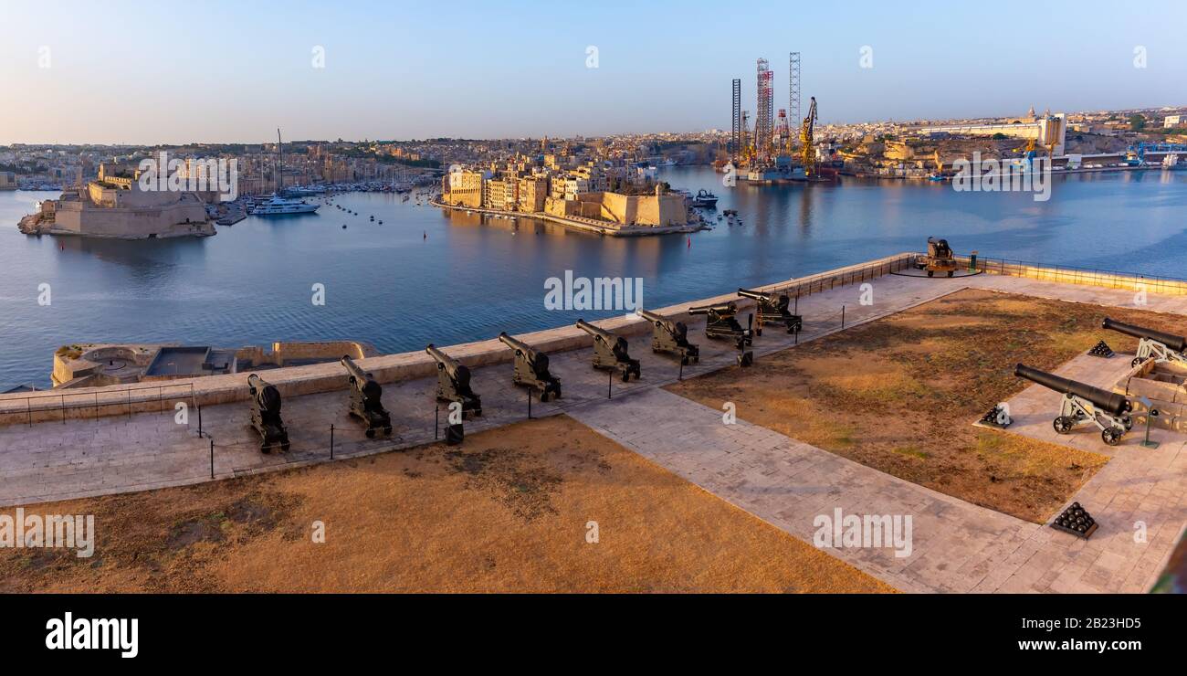 Grand harbour, valletta battery hi-res stock photography and images - Alamy