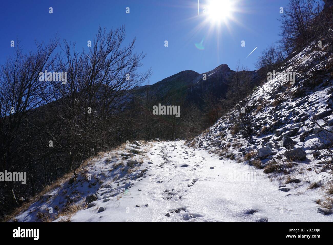 Mountain path covered in snow, in the Apuan Alps Stock Photo - Alamy