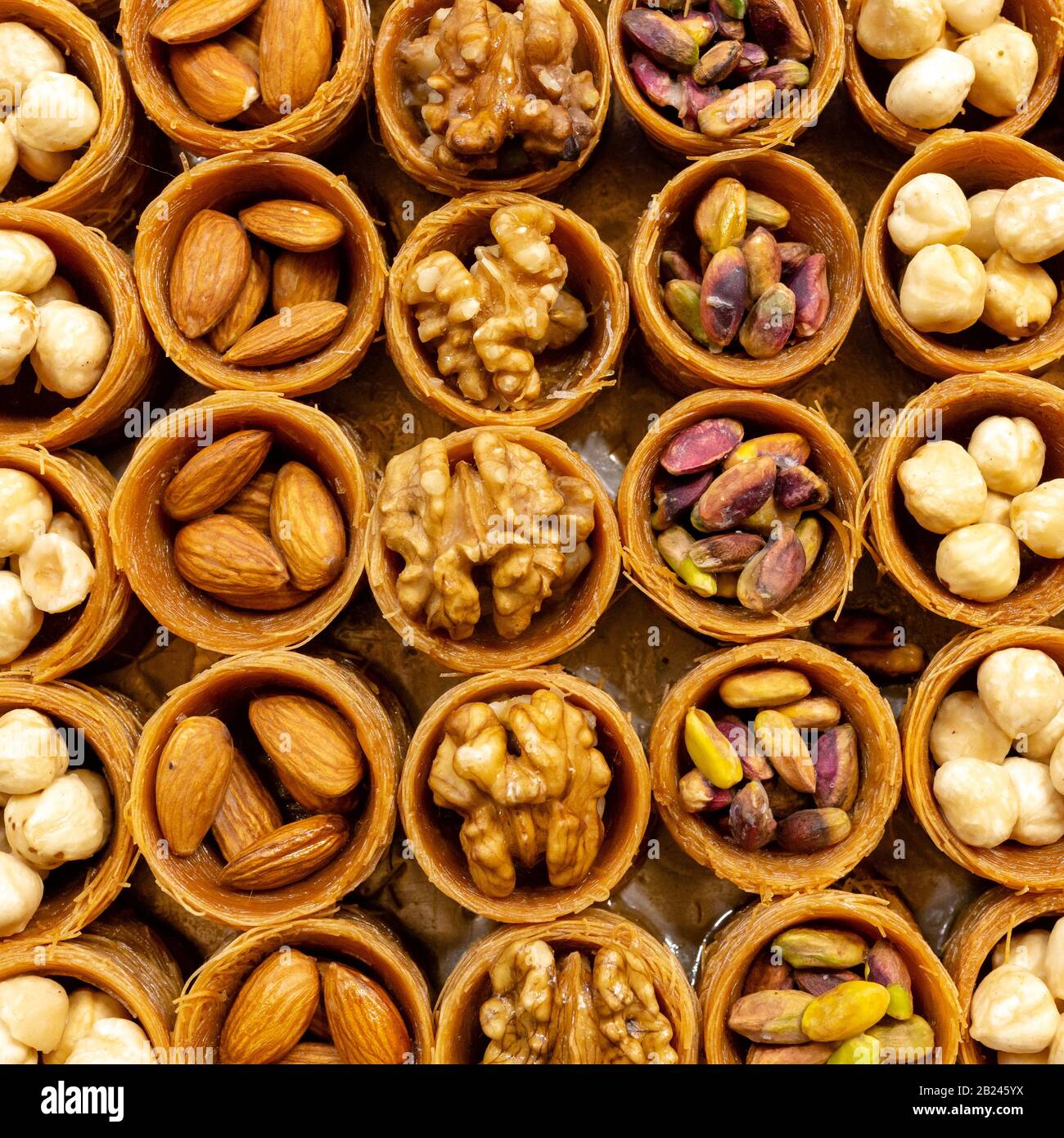 Kadayif bulbul nest, (bulbul yuvasi), Turkish dessert Stock Photo - Alamy