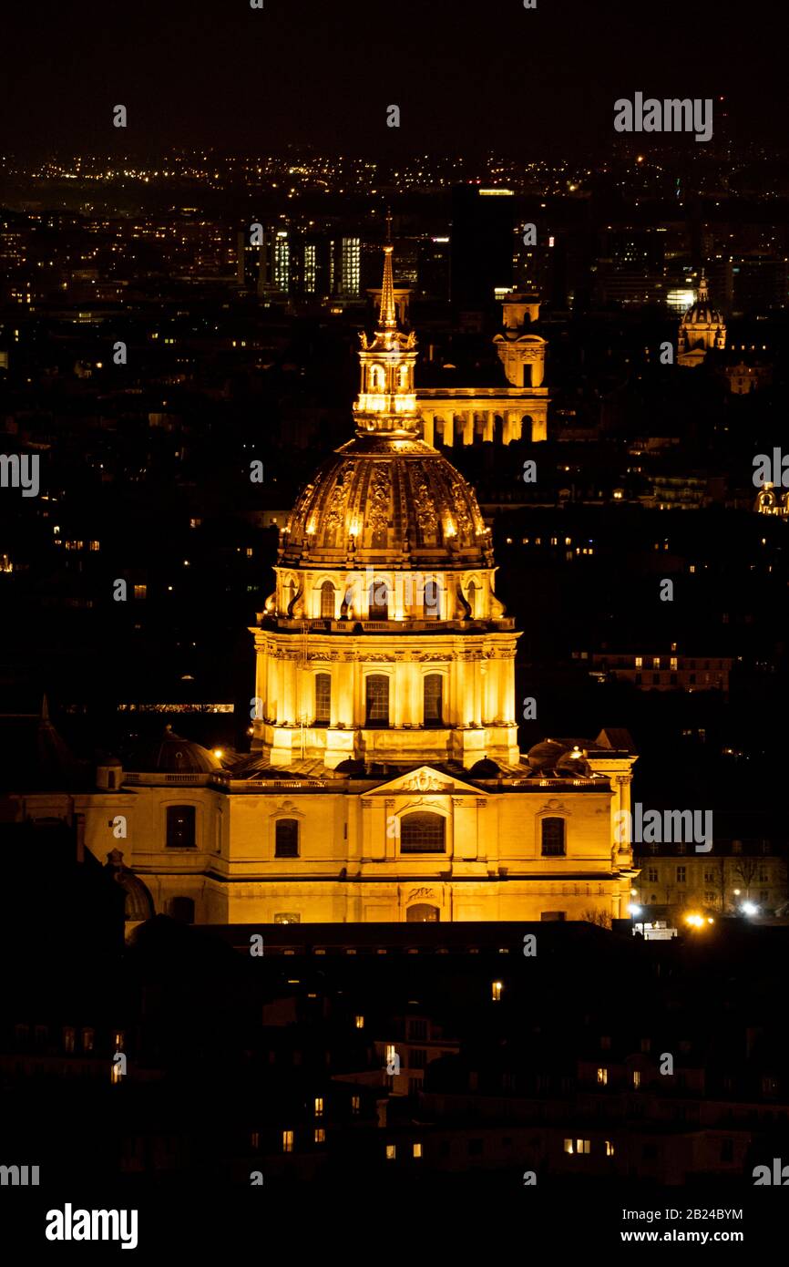 Les Invalides (Hôtel national des Invalides) illuminated at night, as ...