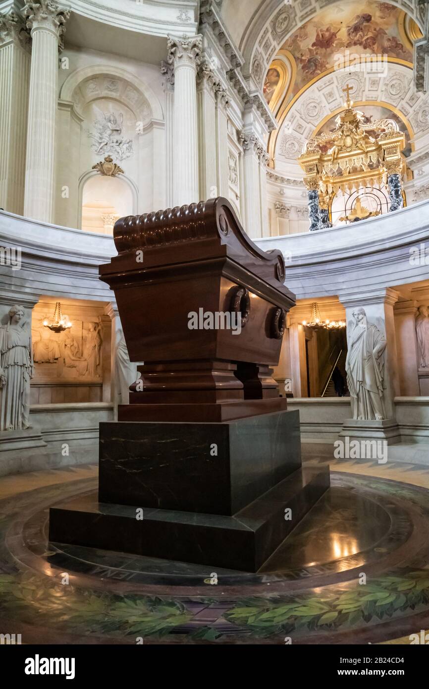 Tomb of Napoleon Bonaparte (1769–1821) made of red quartzite on a green granite base. Les ...