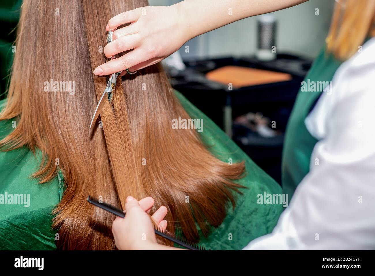 Close up hairdresser cutting hair of woman in beauty salon Stock Photo ...