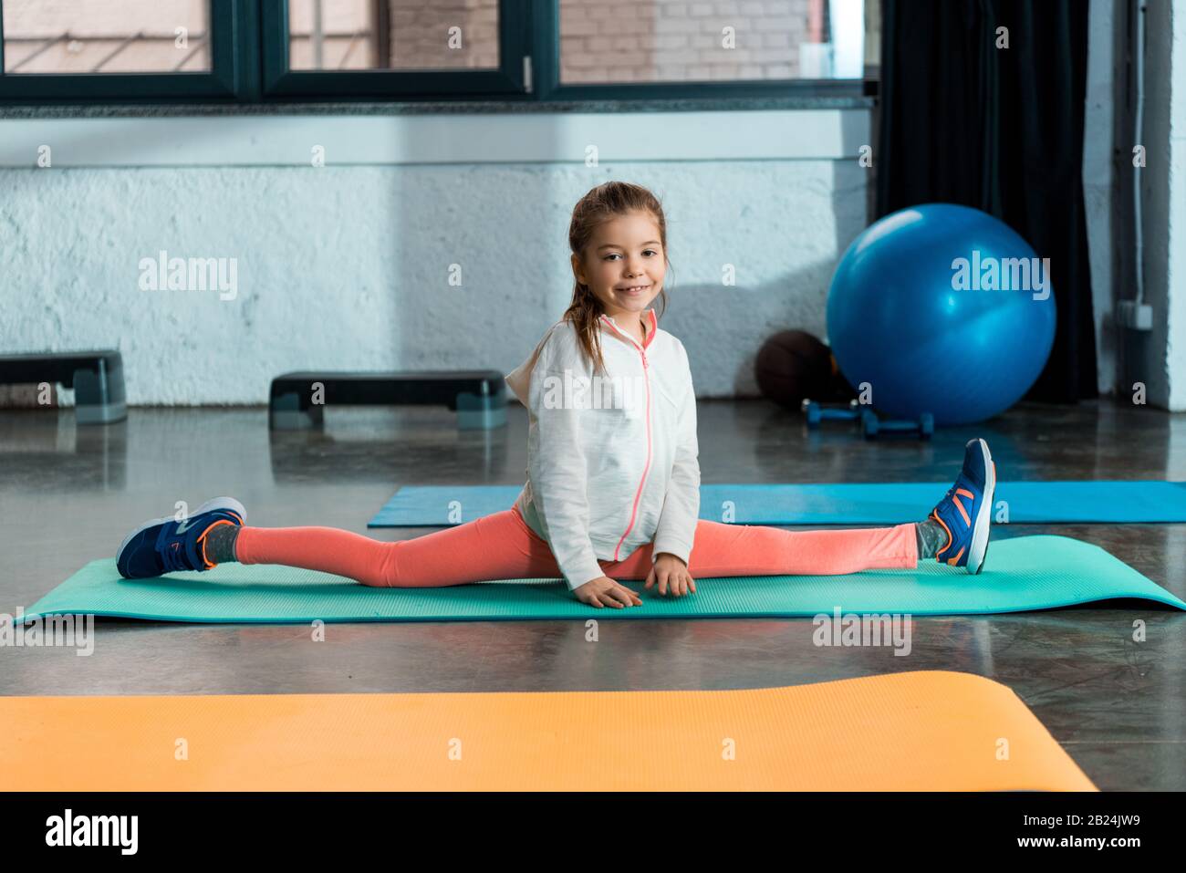 Child split legs hi-res stock photography and images - Alamy