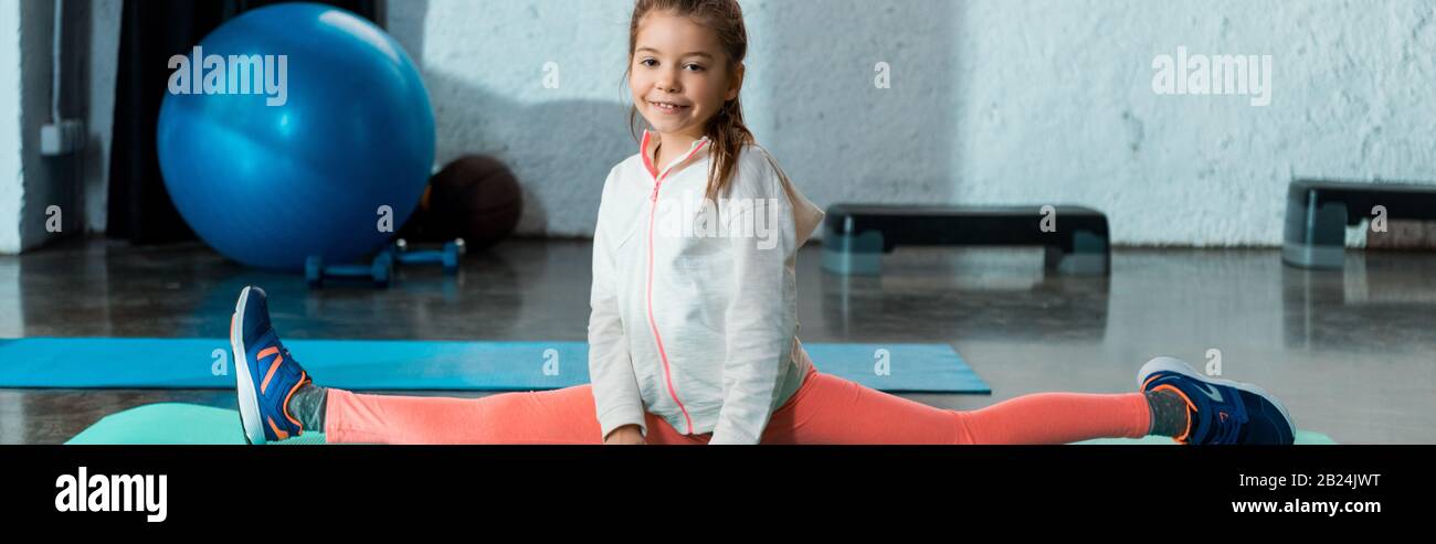 Child split legs hi-res stock photography and images - Alamy