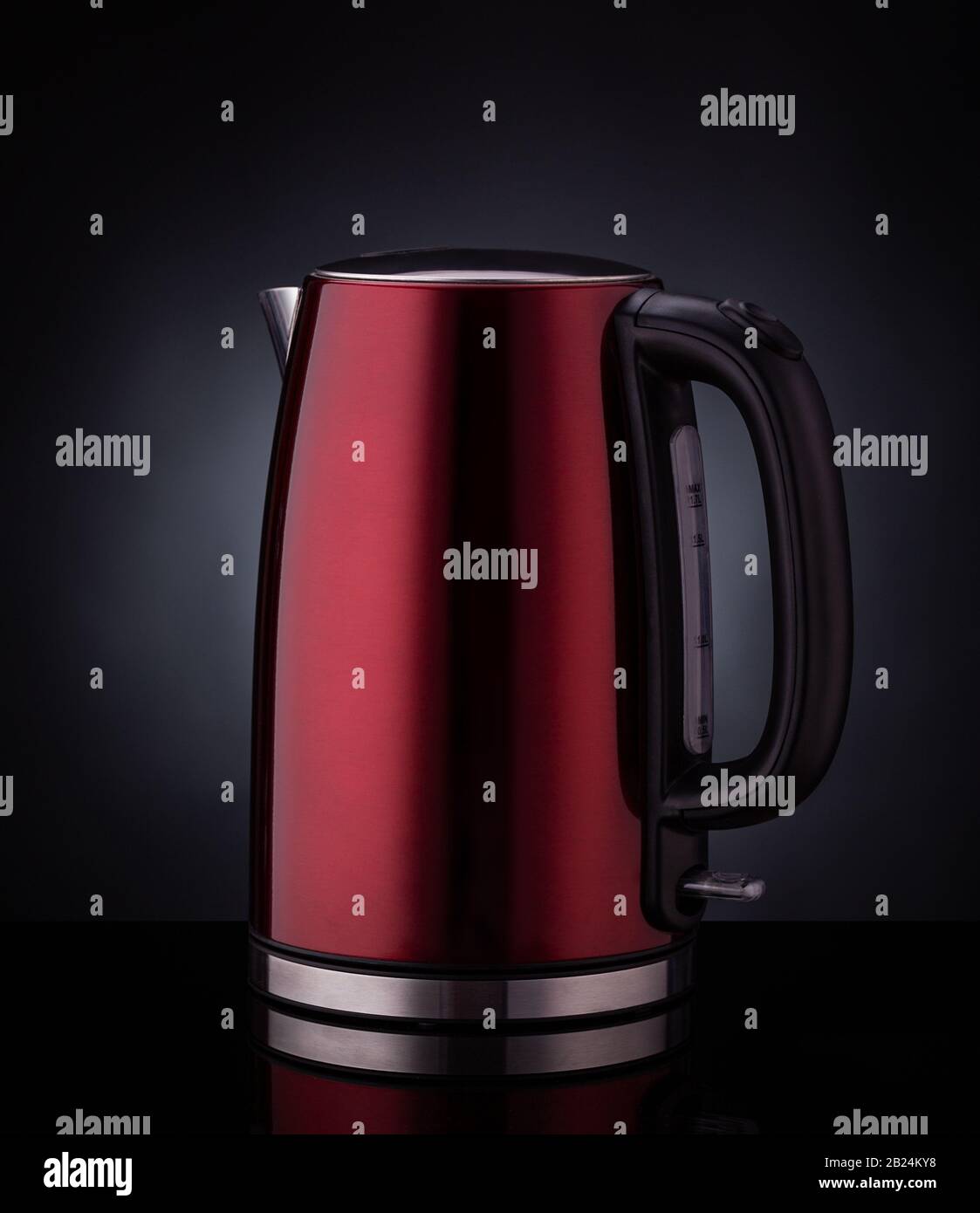Silver reflective kettle black hi-res stock photography and images - Alamy