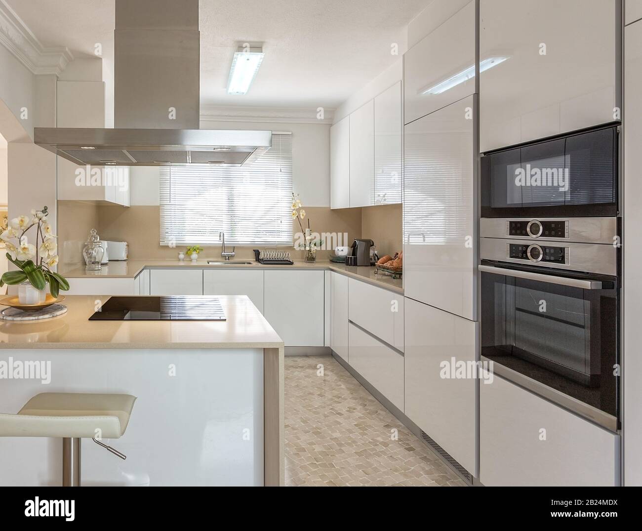 Modern electric stove sink hi-res stock photography and images - Alamy