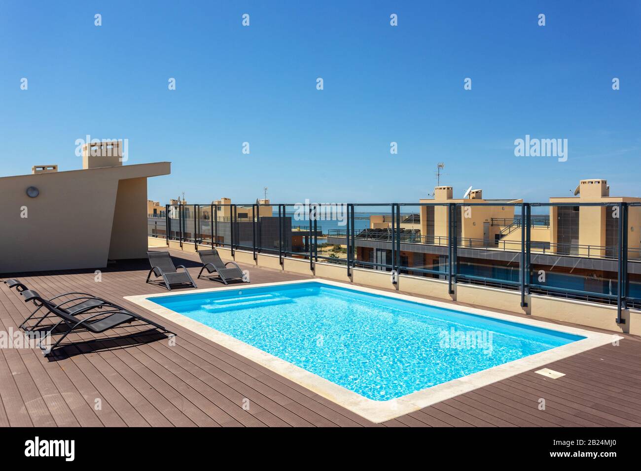 Pool on roof terrace skyscraper hi-res stock photography and images - Alamy