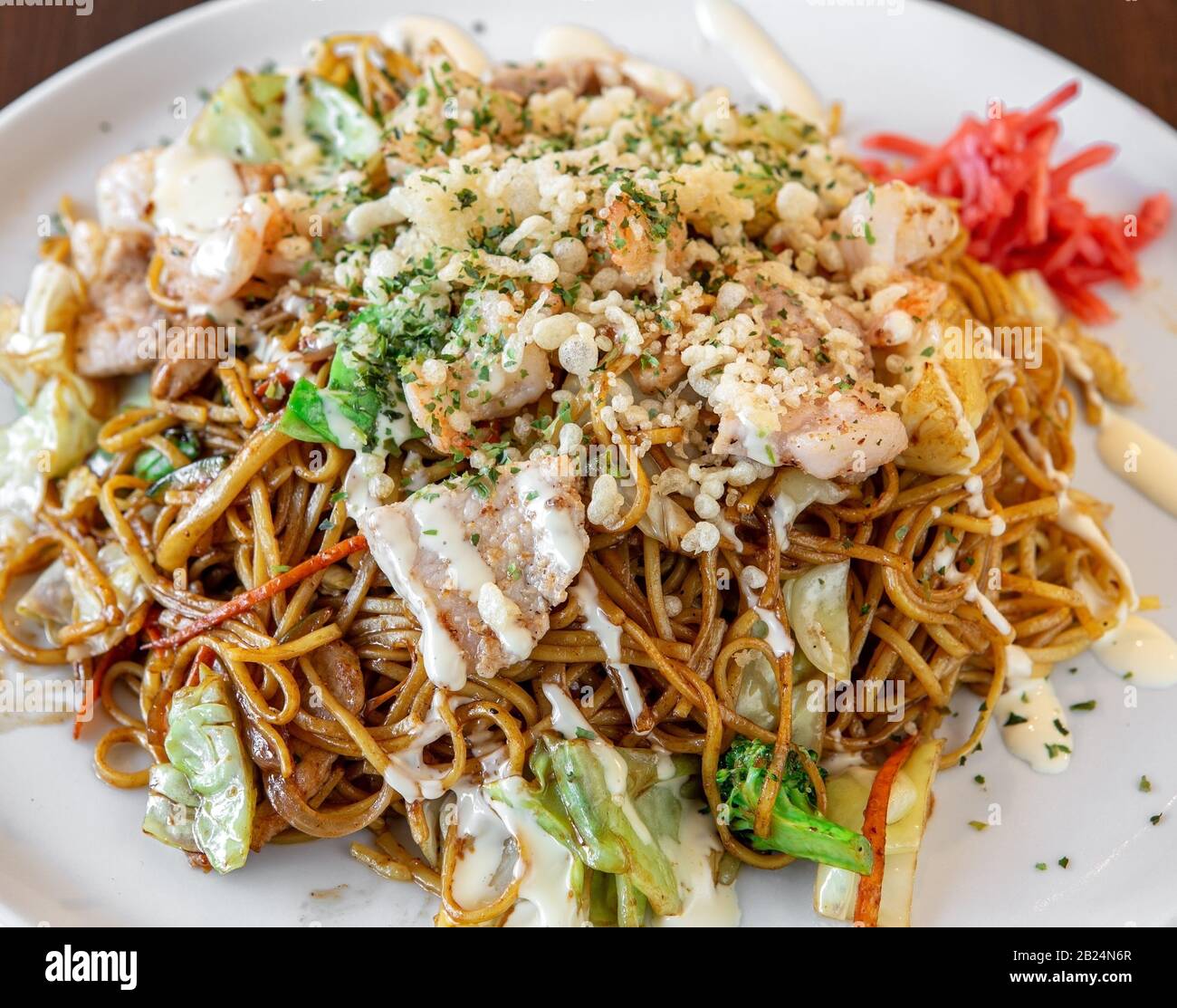 Asian pasta with vegetables, warm japanese sushi dish Stock Photo - Alamy