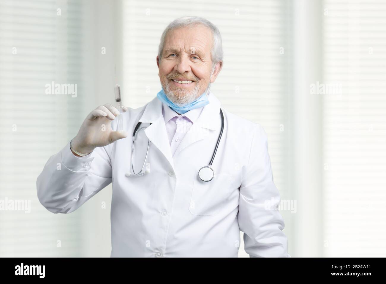 Old doctor is preparing anesthesia for surgery Stock Photo - Alamy