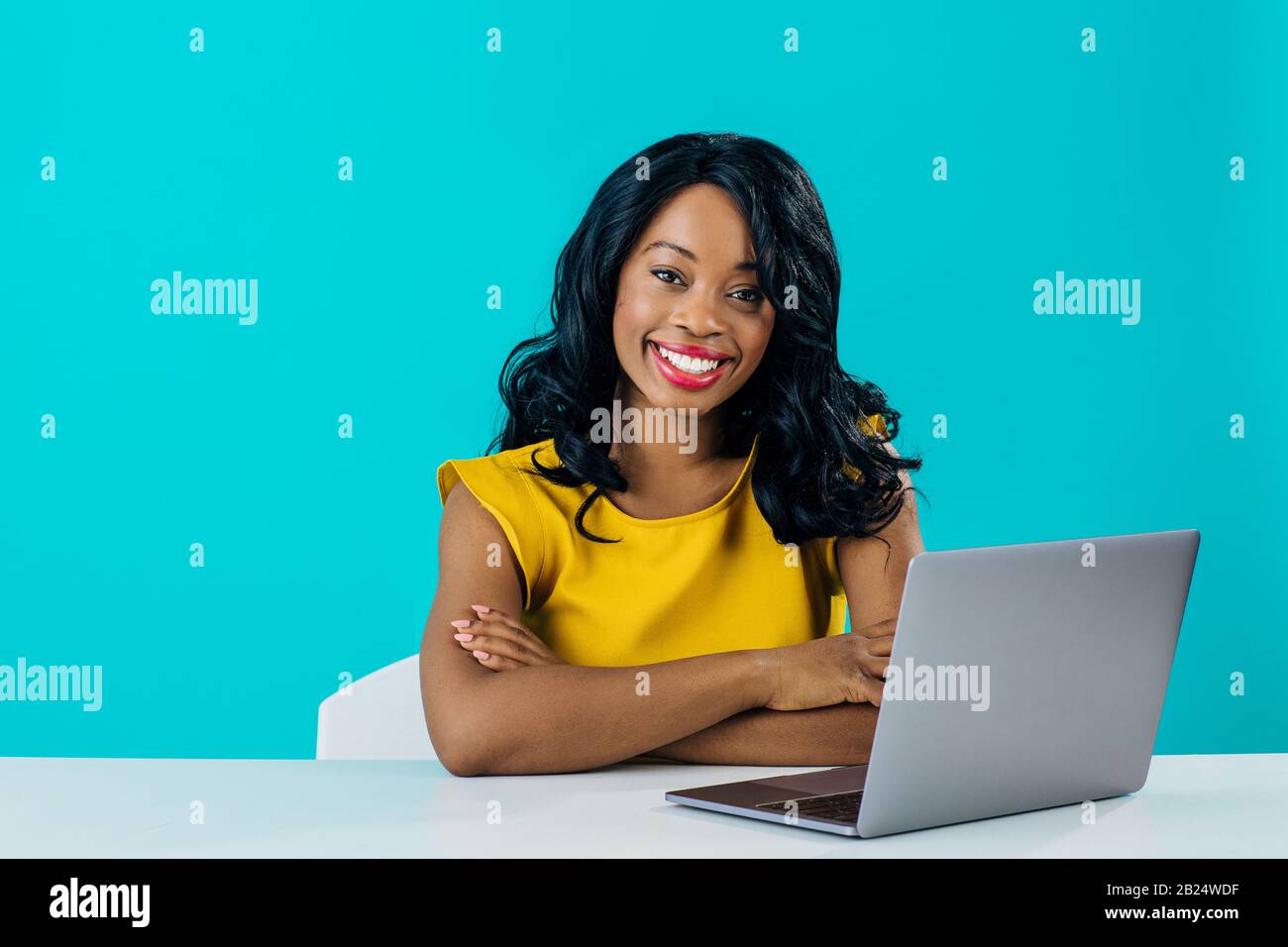 Sitting behind desk hi-res stock photography and images - Alamy