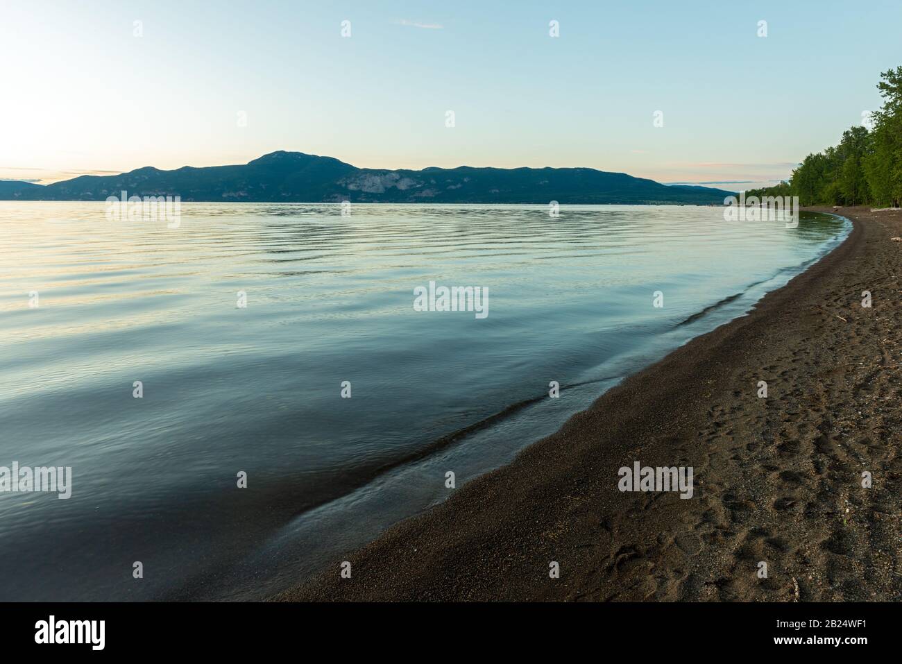 The sandy shore of Stuart Lake in Paarens Beach Provincial Park ...