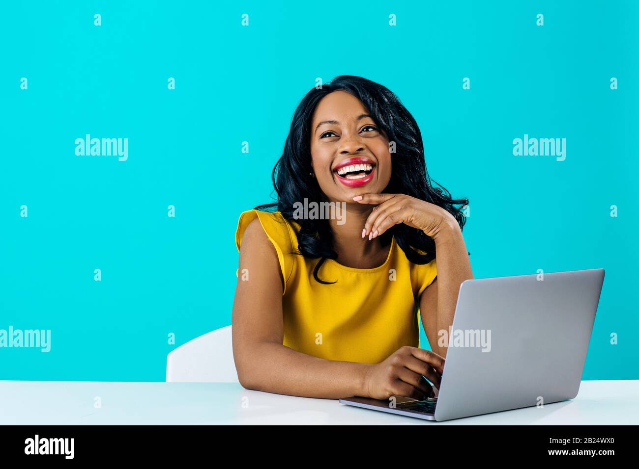 Sitting behind desk hi-res stock photography and images - Alamy