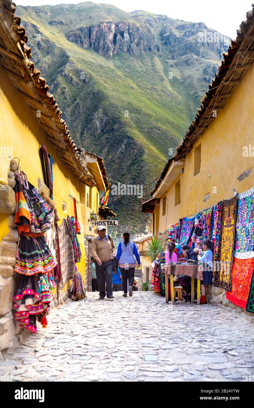 Alley shops in street hi-res stock photography and images - Alamy