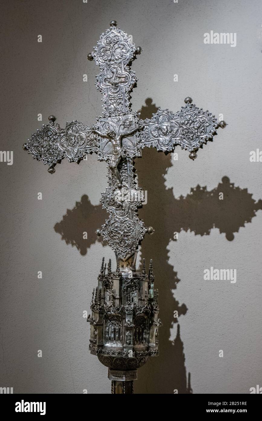 Silver processional cross hi-res stock photography and images - Alamy