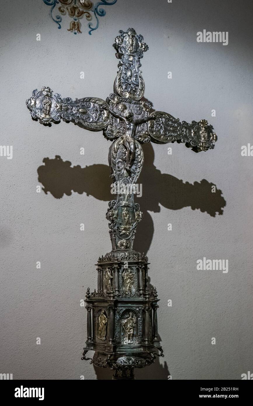 Silver processional cross hi-res stock photography and images - Alamy