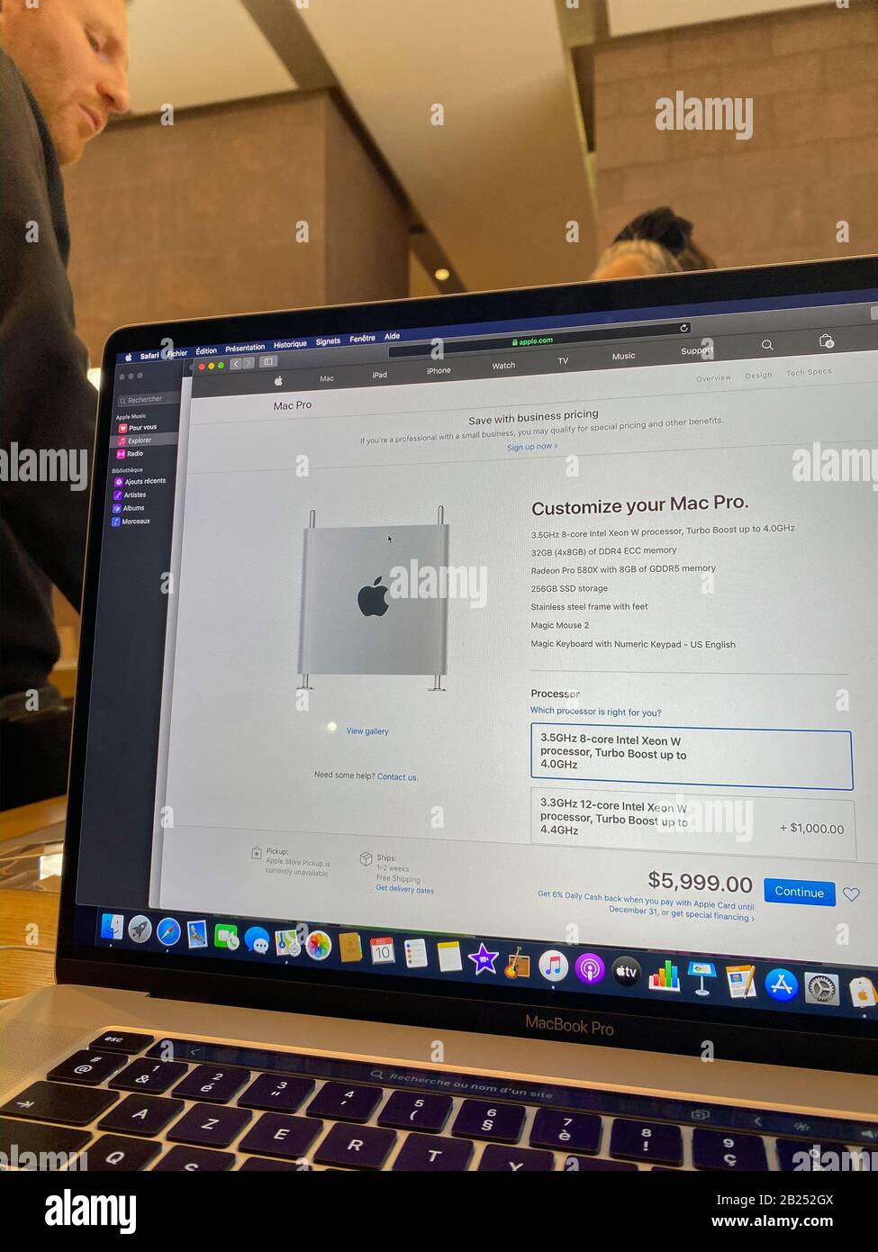 Macbook pro 16 inch hi-res stock photography and images - Alamy