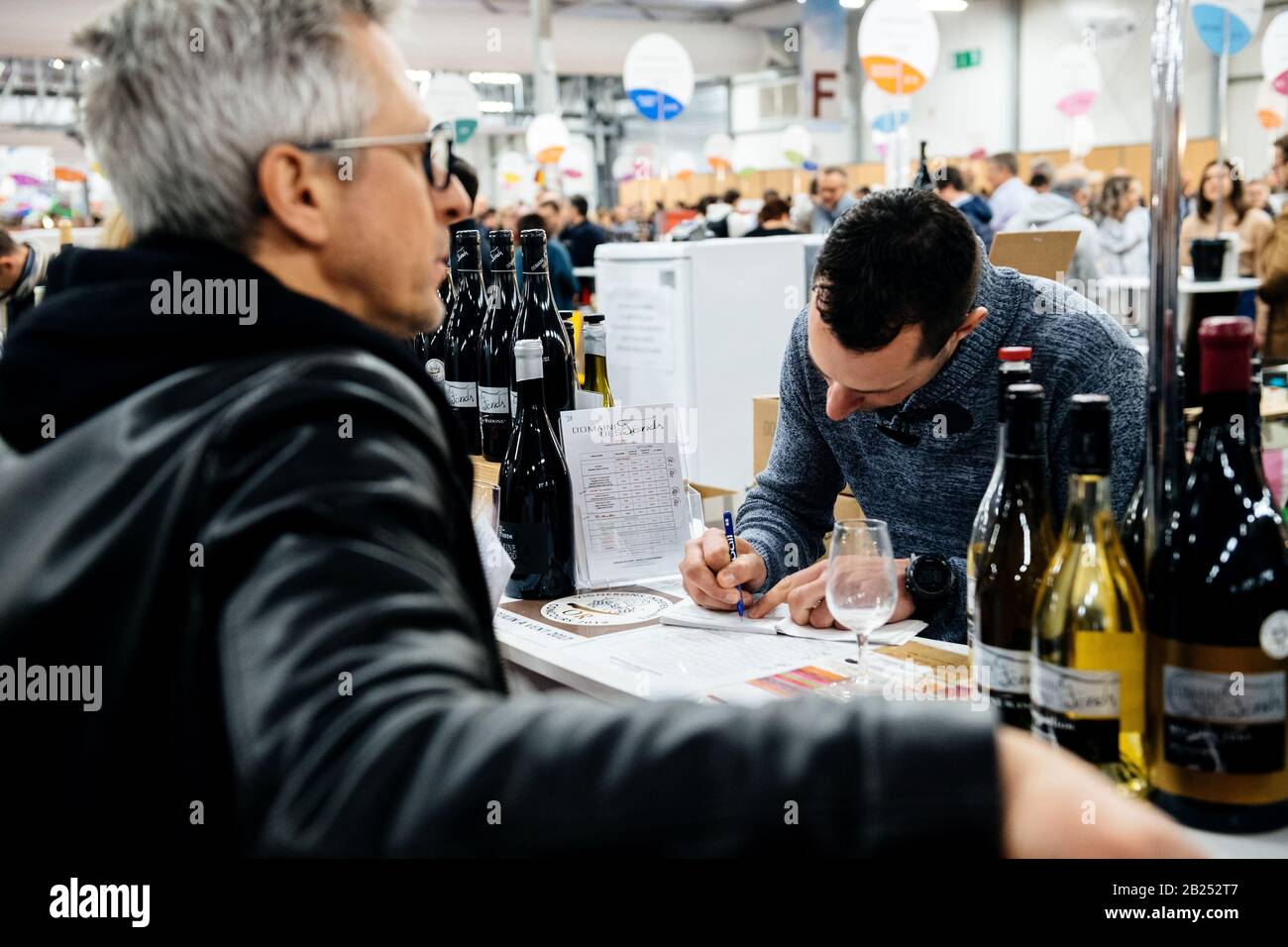 Signing a cheque hi-res stock photography and images - Alamy