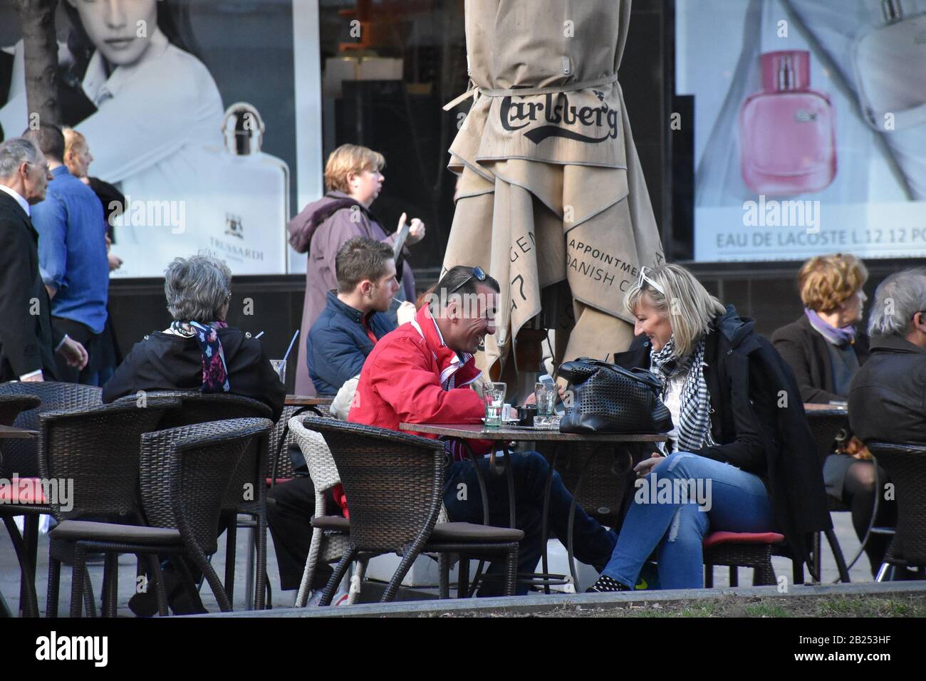 Cheerful and relaxed cafe guests sit at tables Stock Photo - Alamy