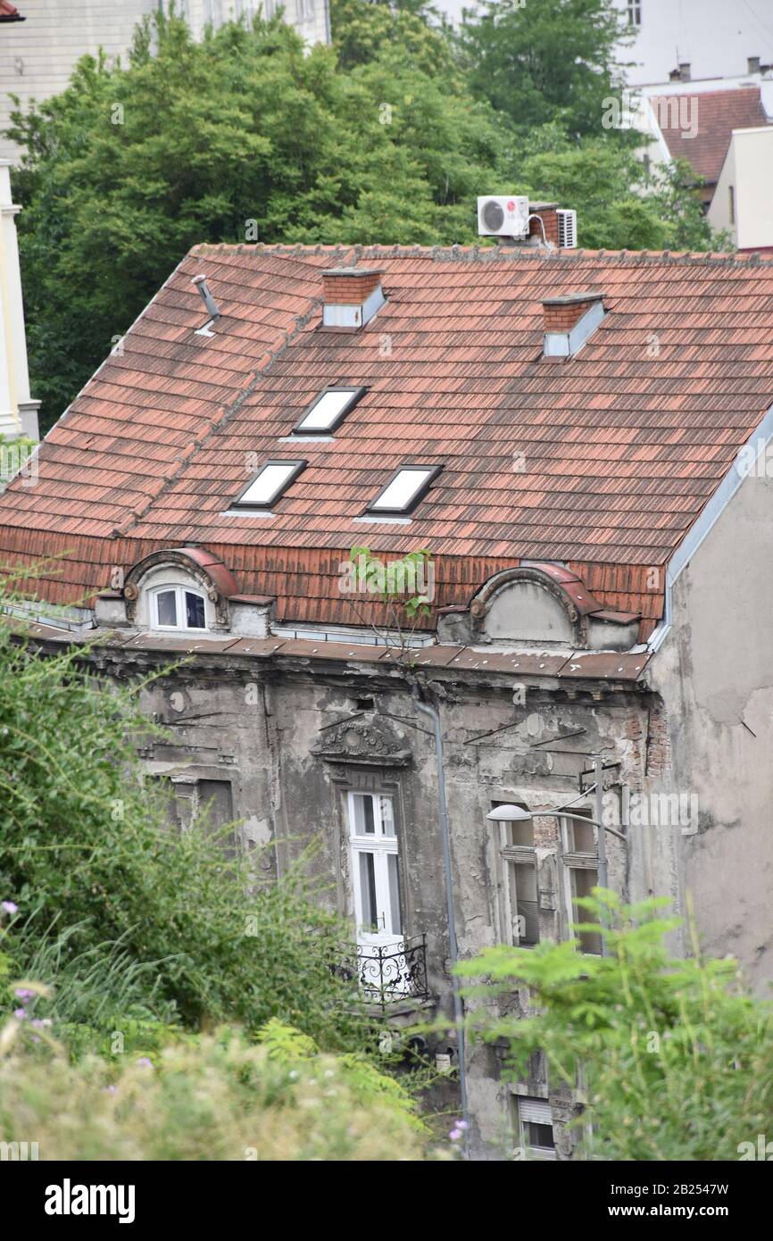 Old gray house hi-res stock photography and images - Alamy