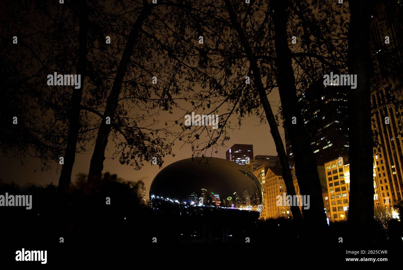 Cloud gate reflection skyscrapers hi-res stock photography and images ...