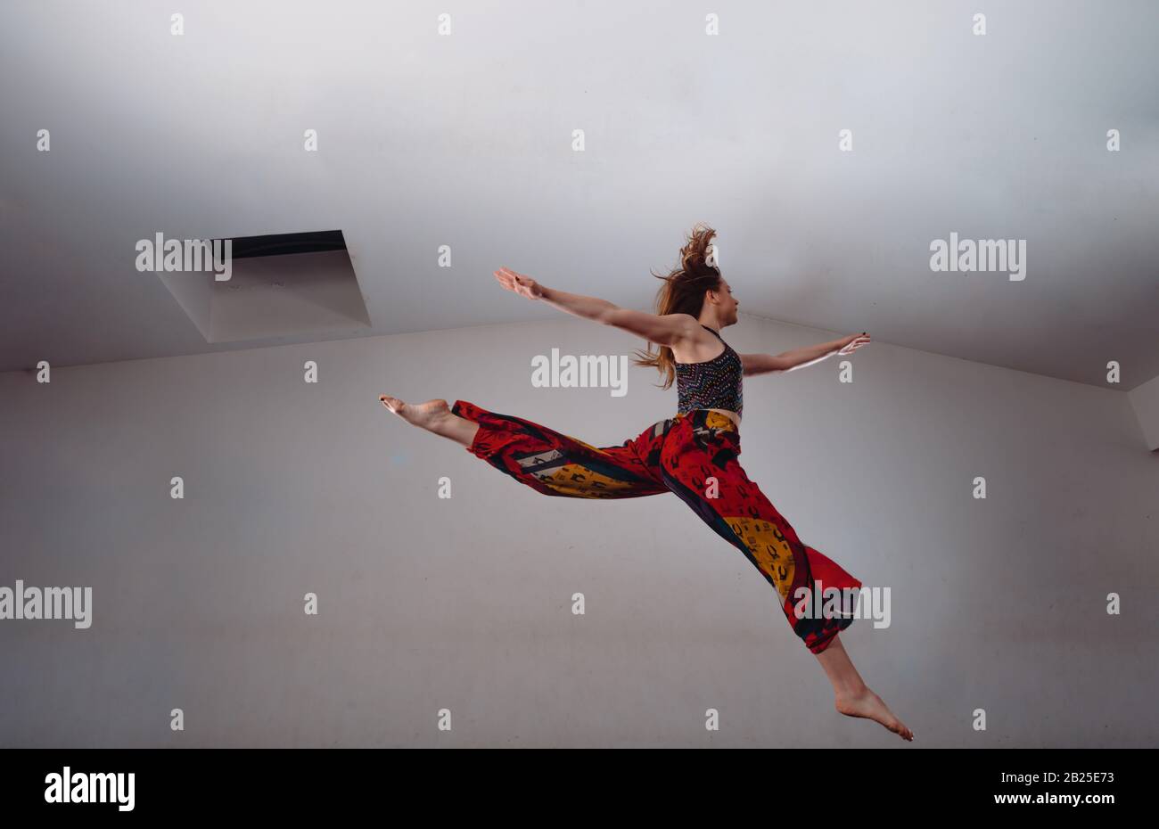 Contemporary dance artist practicing a dance routine Stock Photo - Alamy